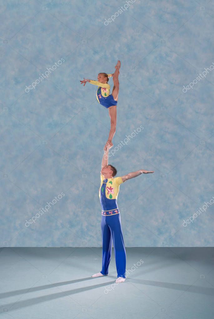 Tropa acrobática realizando movimientos 2023