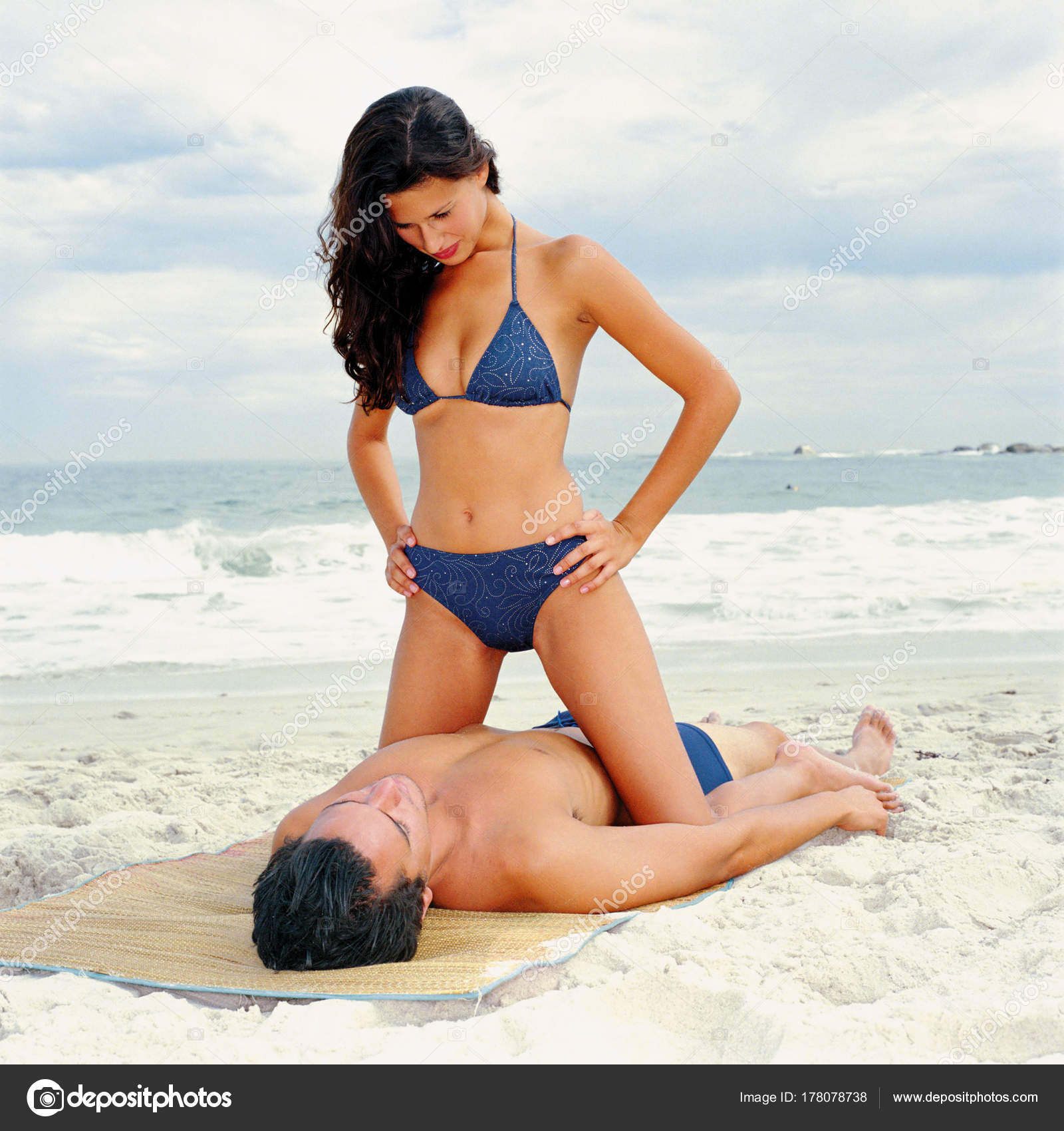 Romantische Man Vrouw Liggend Het Strand ⬇ Stockfoto Rechtenvrije Foto