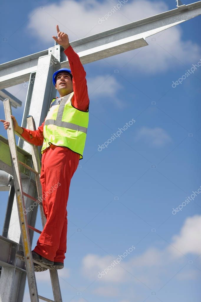 Trabajador inspeccionando la parcela del edificio 2023