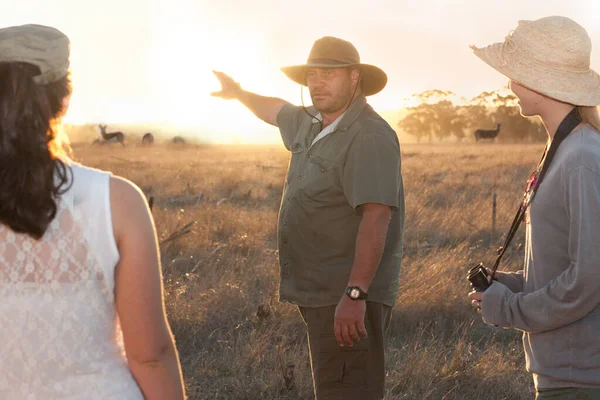 Guide safari images libres de droit, photos de Guide safari | Depositphotos