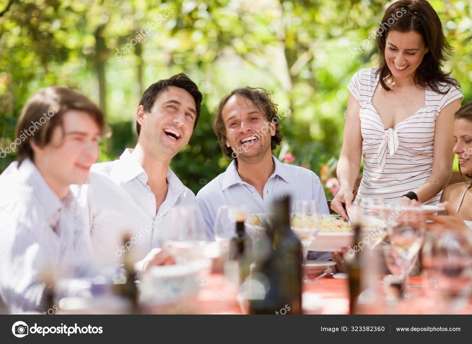 Riendo Gente Sentada Una Mesa: fotografía de stock © ImageSource ...