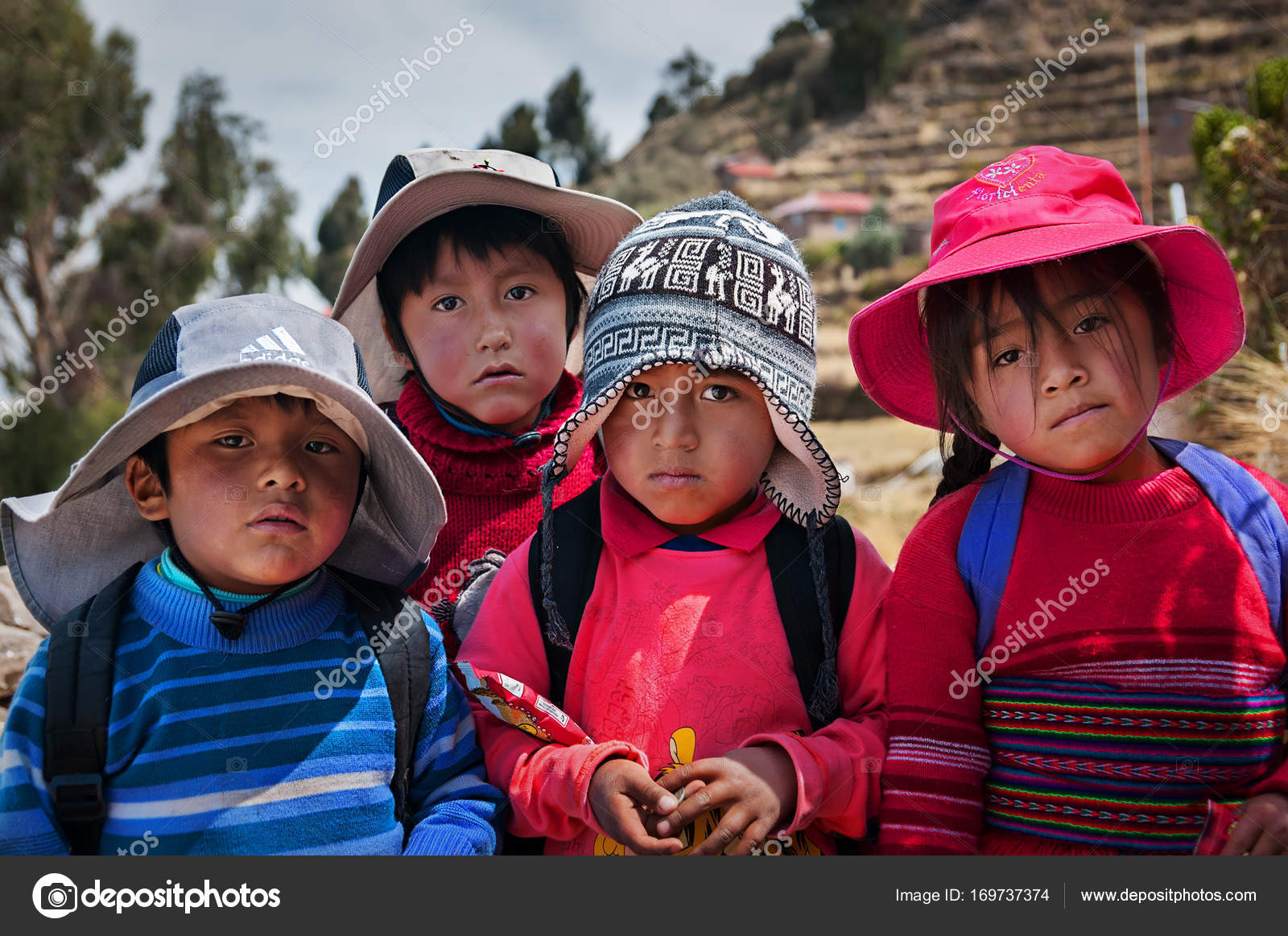 TAQUILE ISLAND, PUNO, PERÚ - 13 DE OCTUBRE DE 2016: Primer retrato de ...