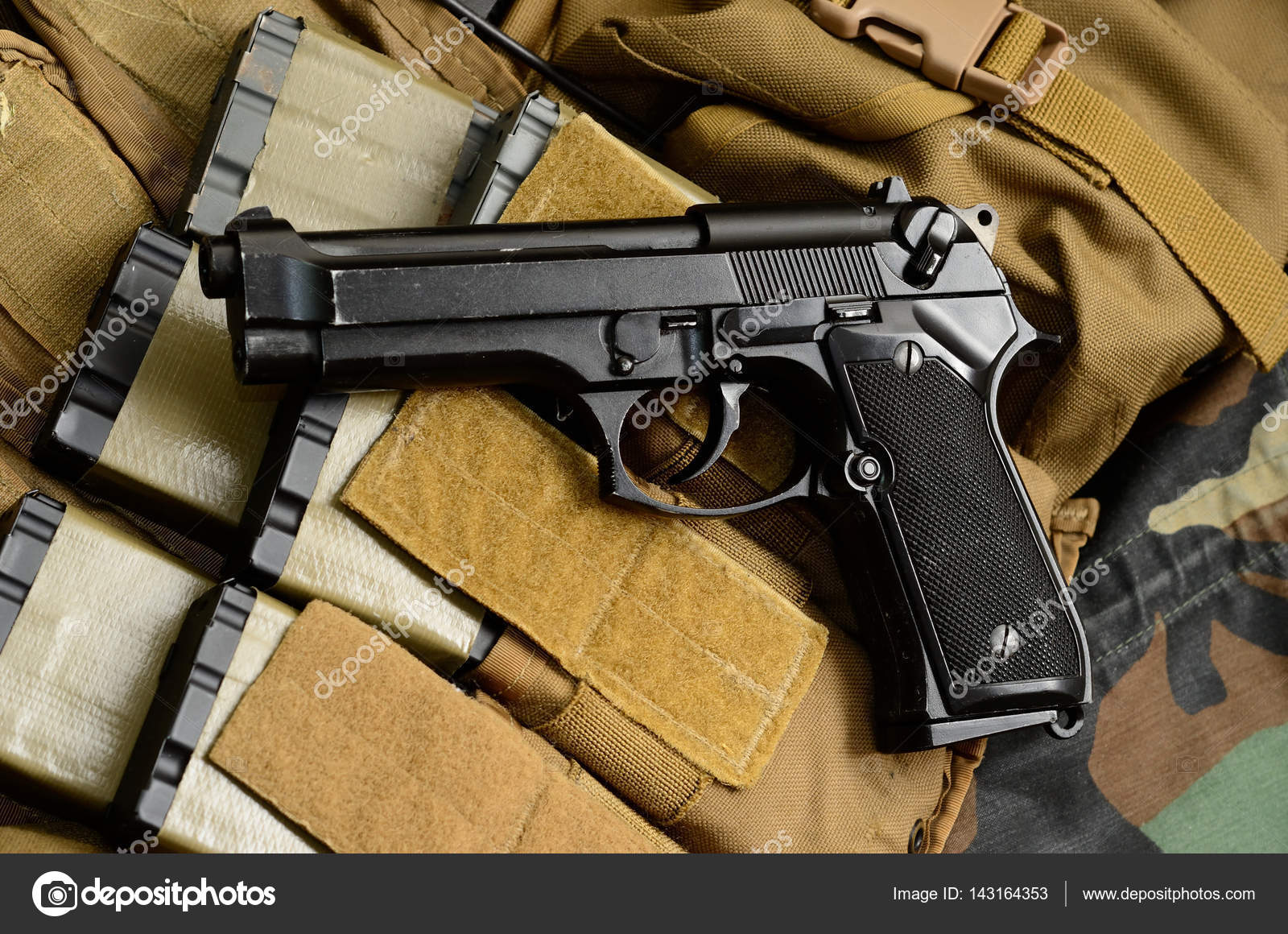 Fusil d'assaut m16, pistolet, grenade — Photo de stock par ©Oleksandr_UA - 143164353