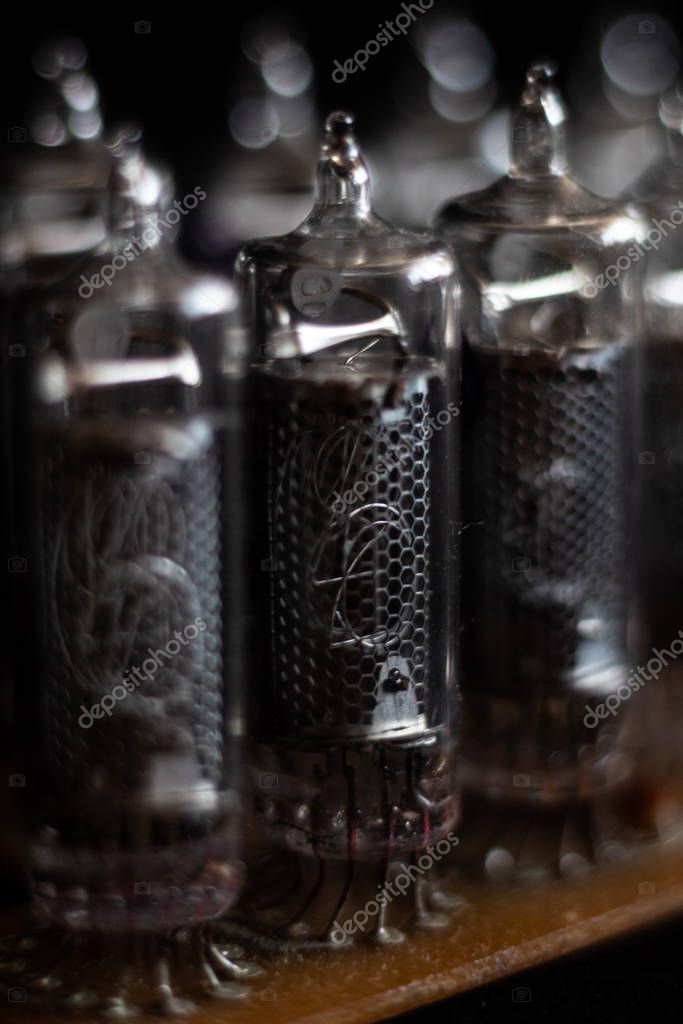 Tubos Nixie IN-16 en una placa de circuito impreso con comunicación ...