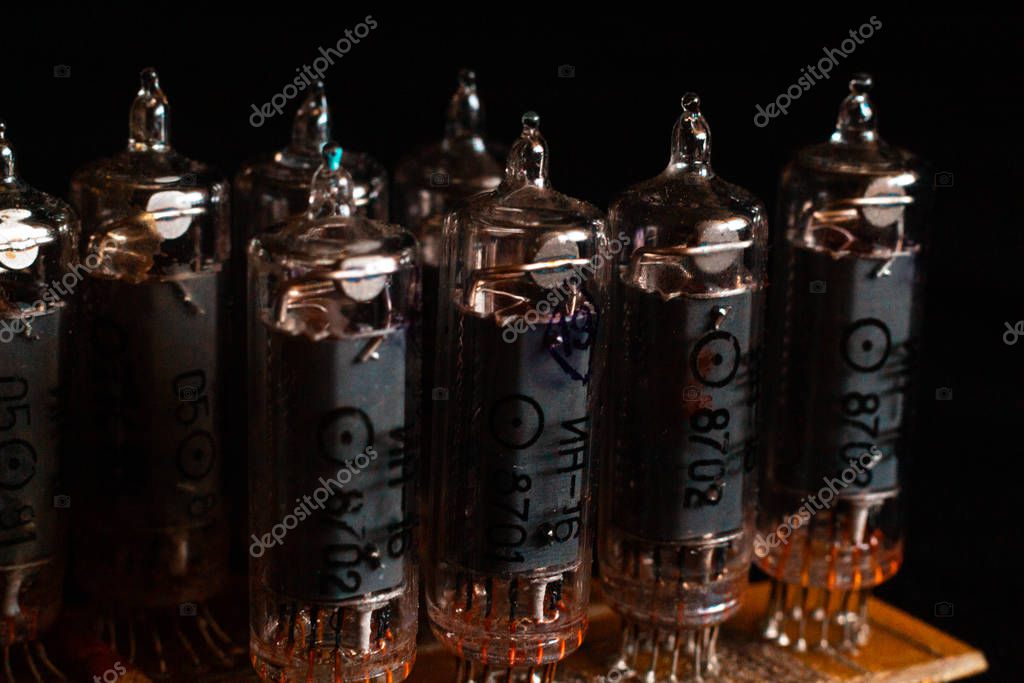 Tubos Nixie IN-16 en una placa de circuito impreso con comunicación ...