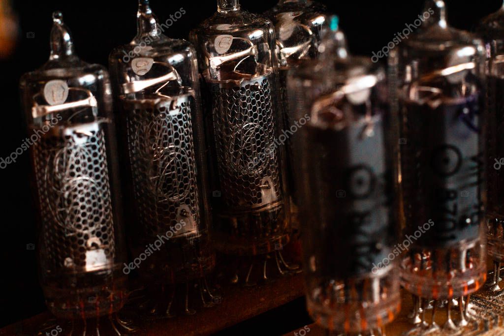 Tubos Nixie IN-16 en una placa de circuito impreso con comunicación ...