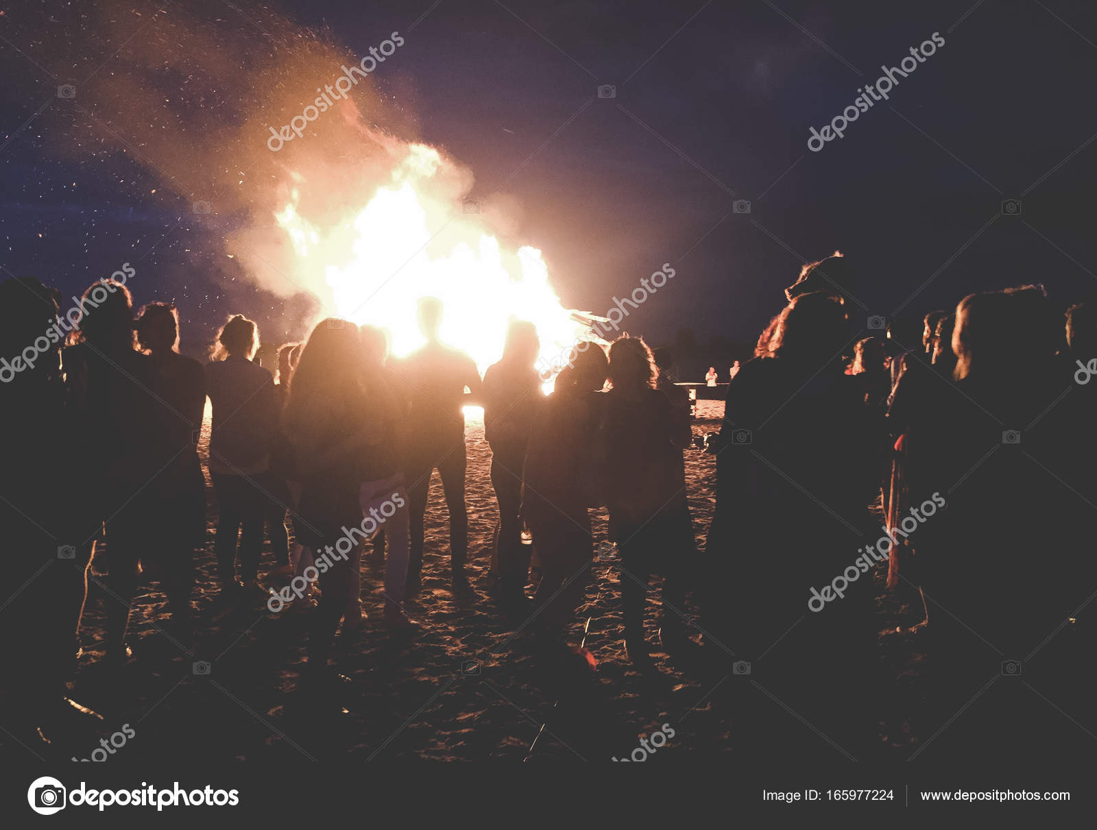 Campire en la playa — Foto de stock #165977224 © mvdberk