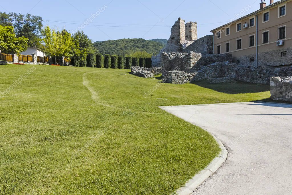 MONASTERIO RAVANICA, SERBIA - 11 DE AGOSTO DE 2019: Monasterio medieval ...