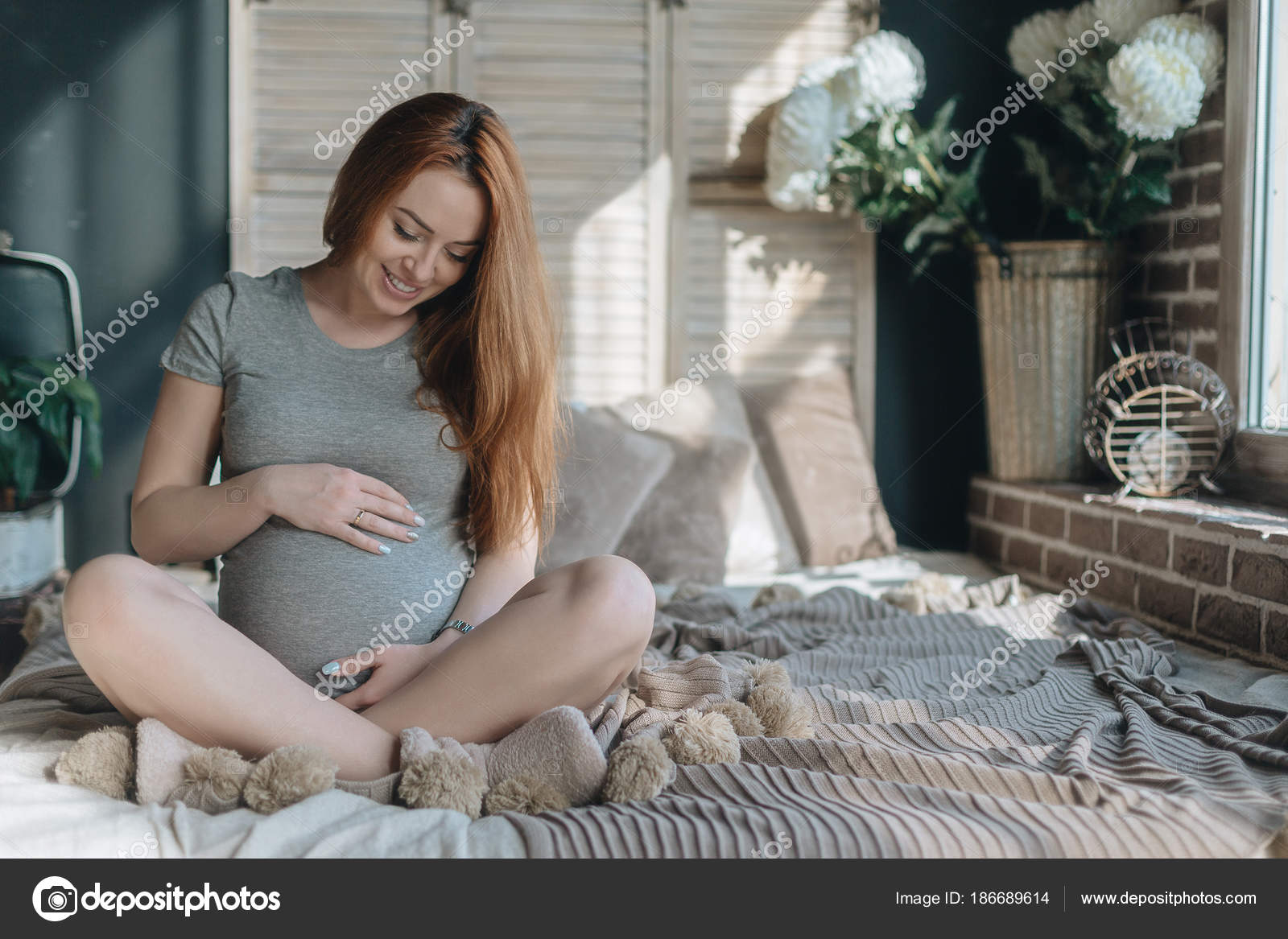 Mujer embarazada tocando y mirando a su vientre: fotografía de stock © diignat #186689614 ...