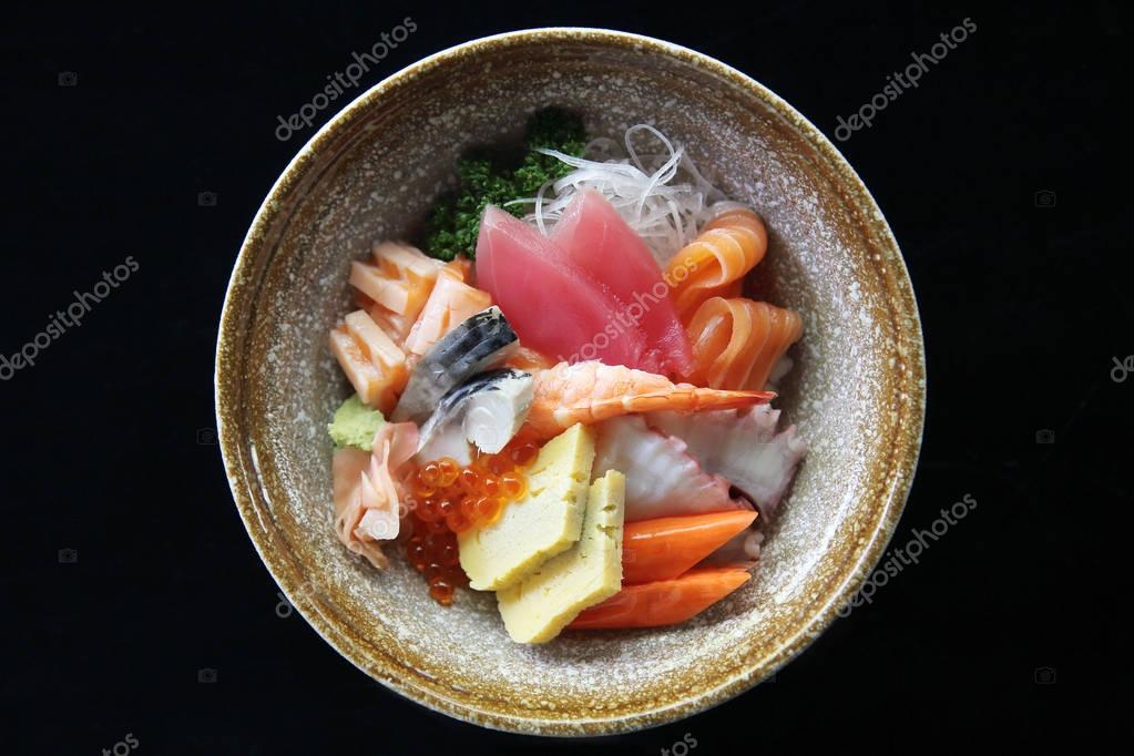 Sushi don, pulpo de atún salmón crudo y huevo sobre arroz 2022