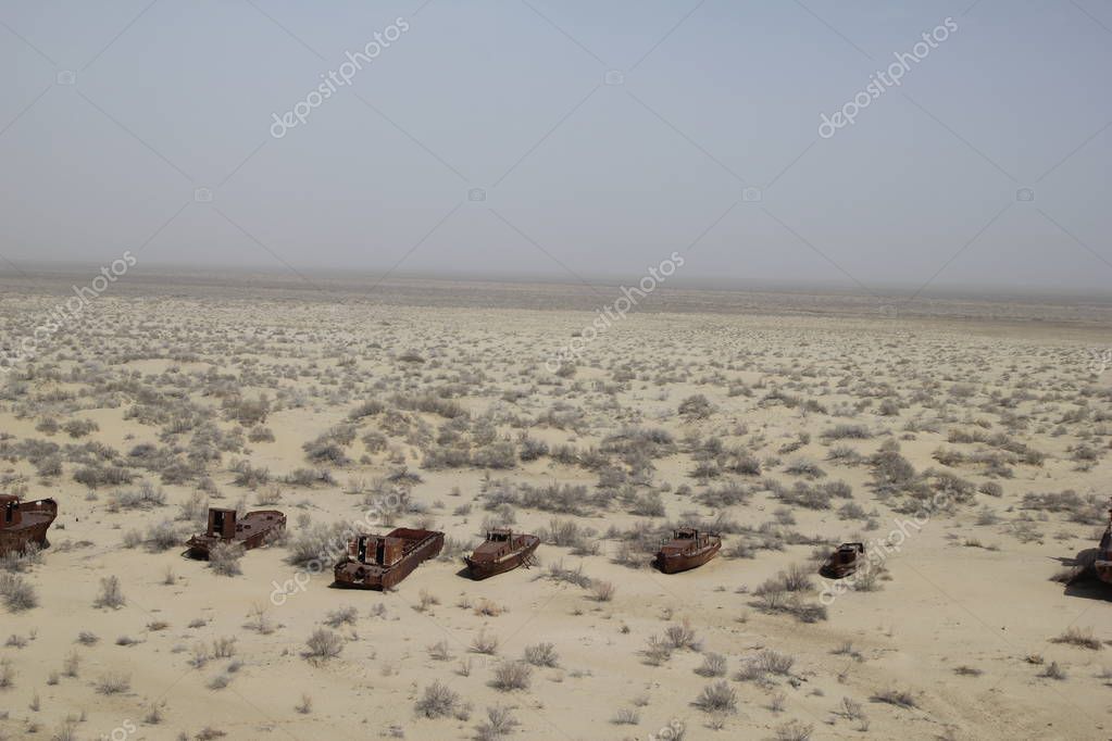 Barcos varados en el ahora seco fondo del Mar de Aral. El mar se ha ...