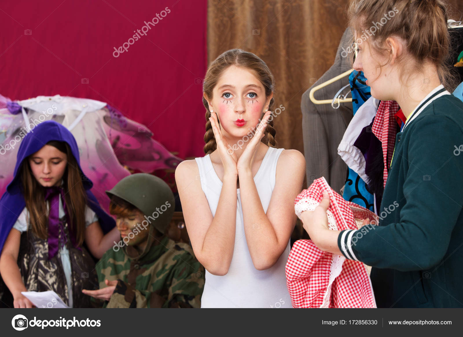 Girl posing at camera in dressing room — Stock Photo © creatista #172856330