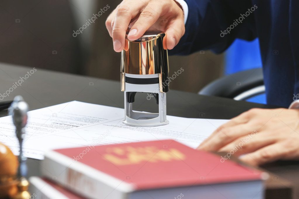 Notario público en el documento de sellado de oficina 2022