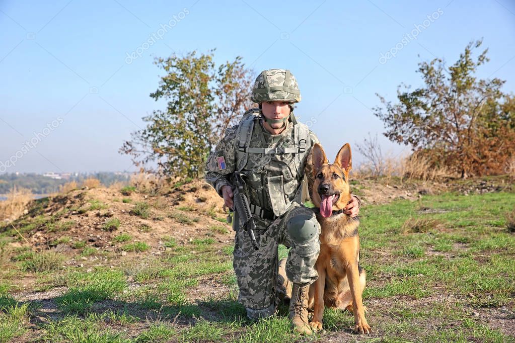 Soldado con perro pastor alemán en campo de tiro militar 2023