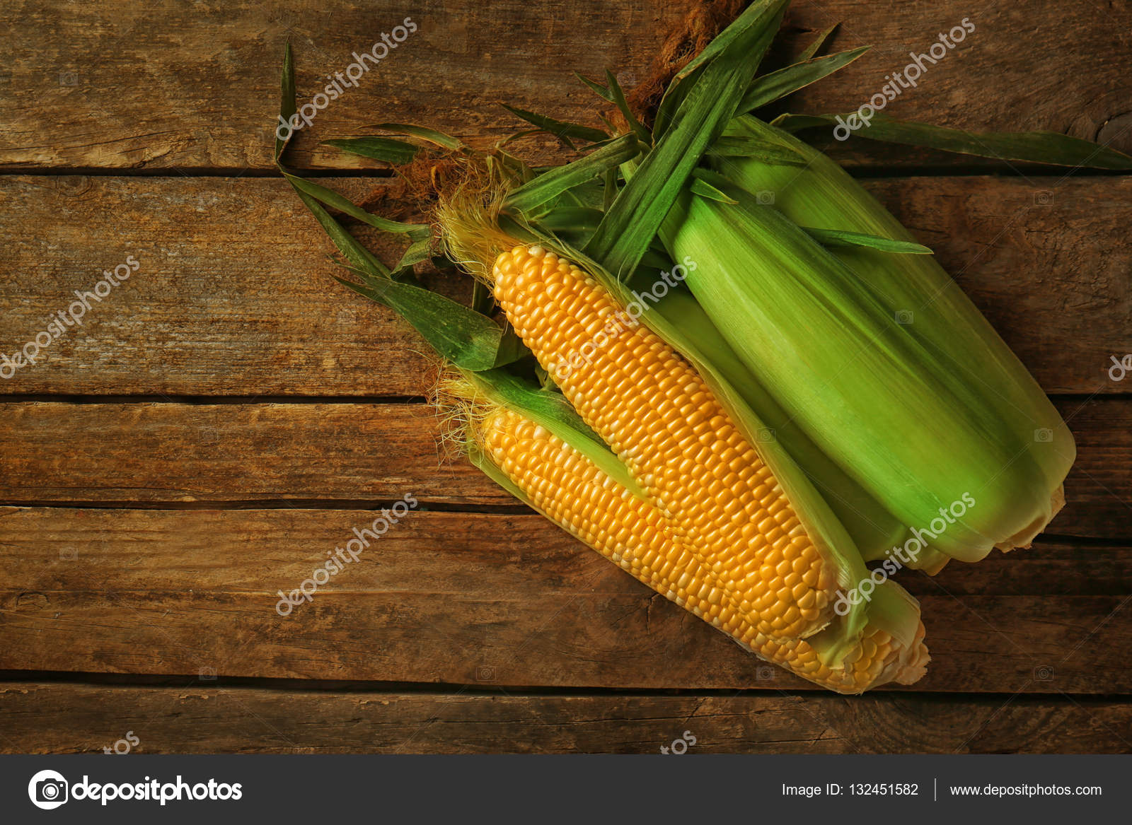 Fresh sweet corn — Stock Photo © belchonock #132451582