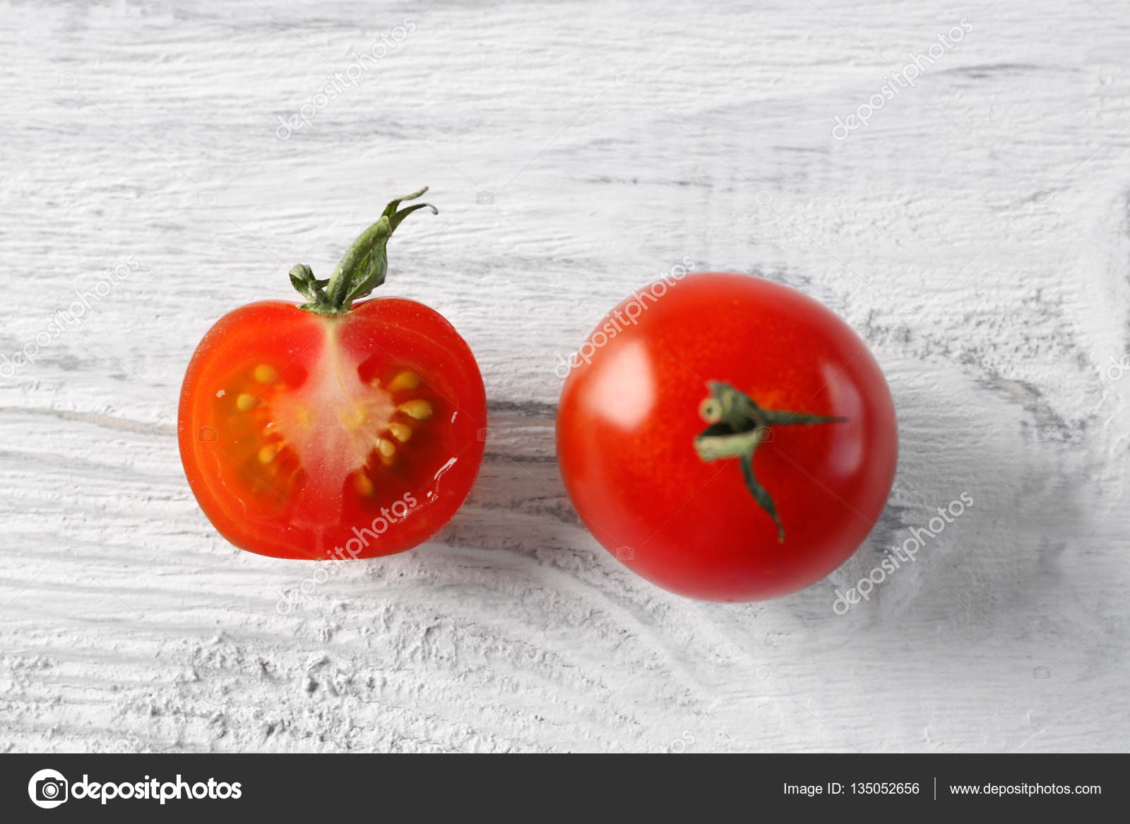 Tomate rojo y media rebanada — Foto de stock #135052656 © belchonock