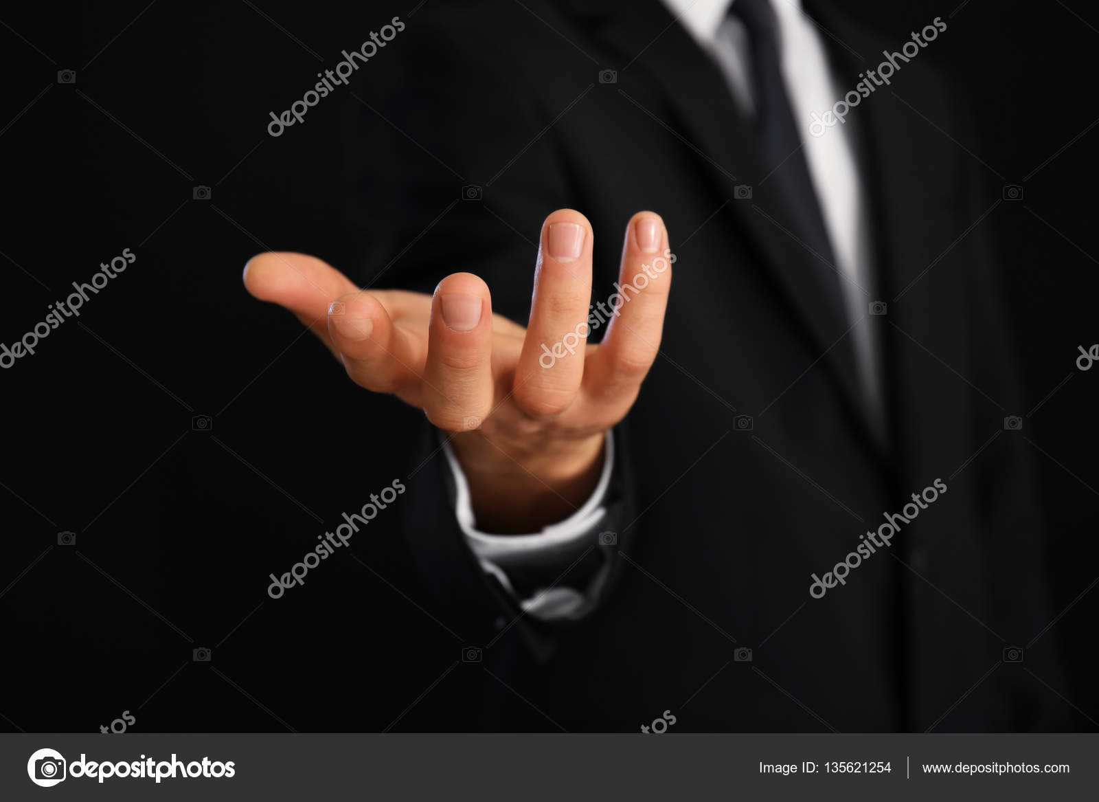 Mano sosteniendo algo — Foto de stock #135621254 © belchonock