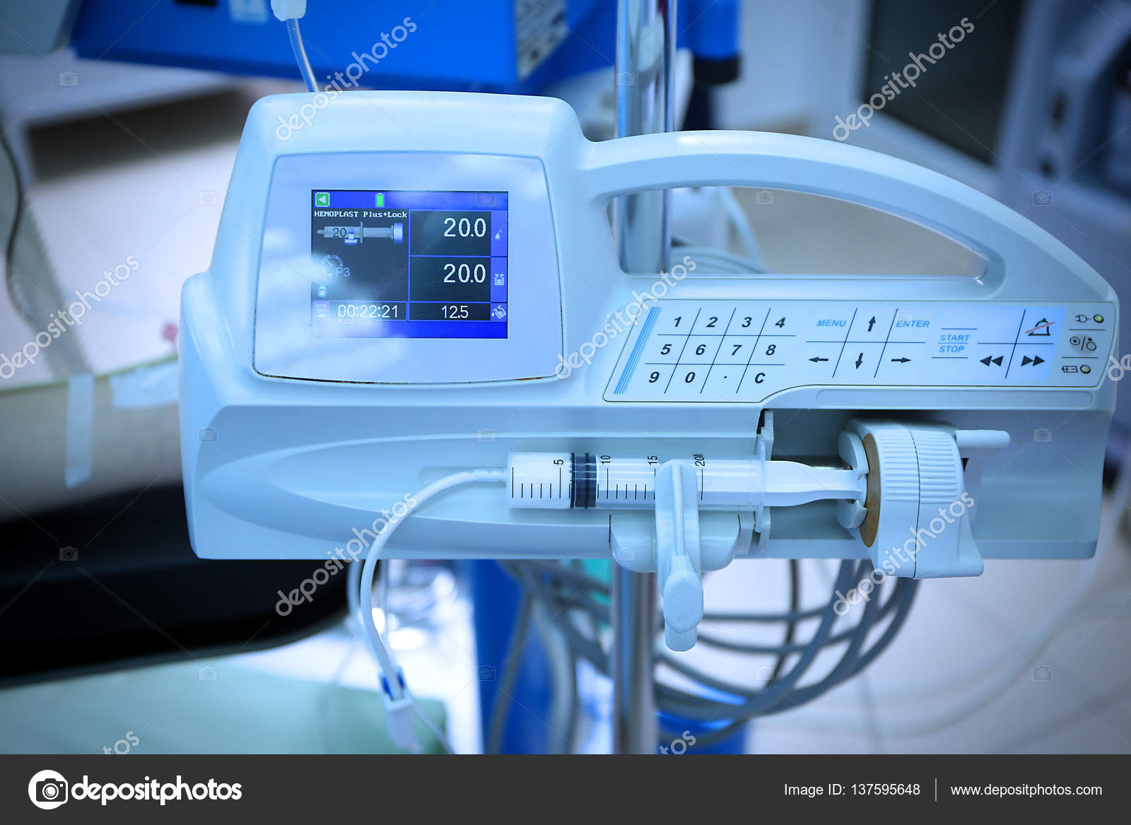 Controlled syringe pump Stock Photo by ©belchonock 137595648