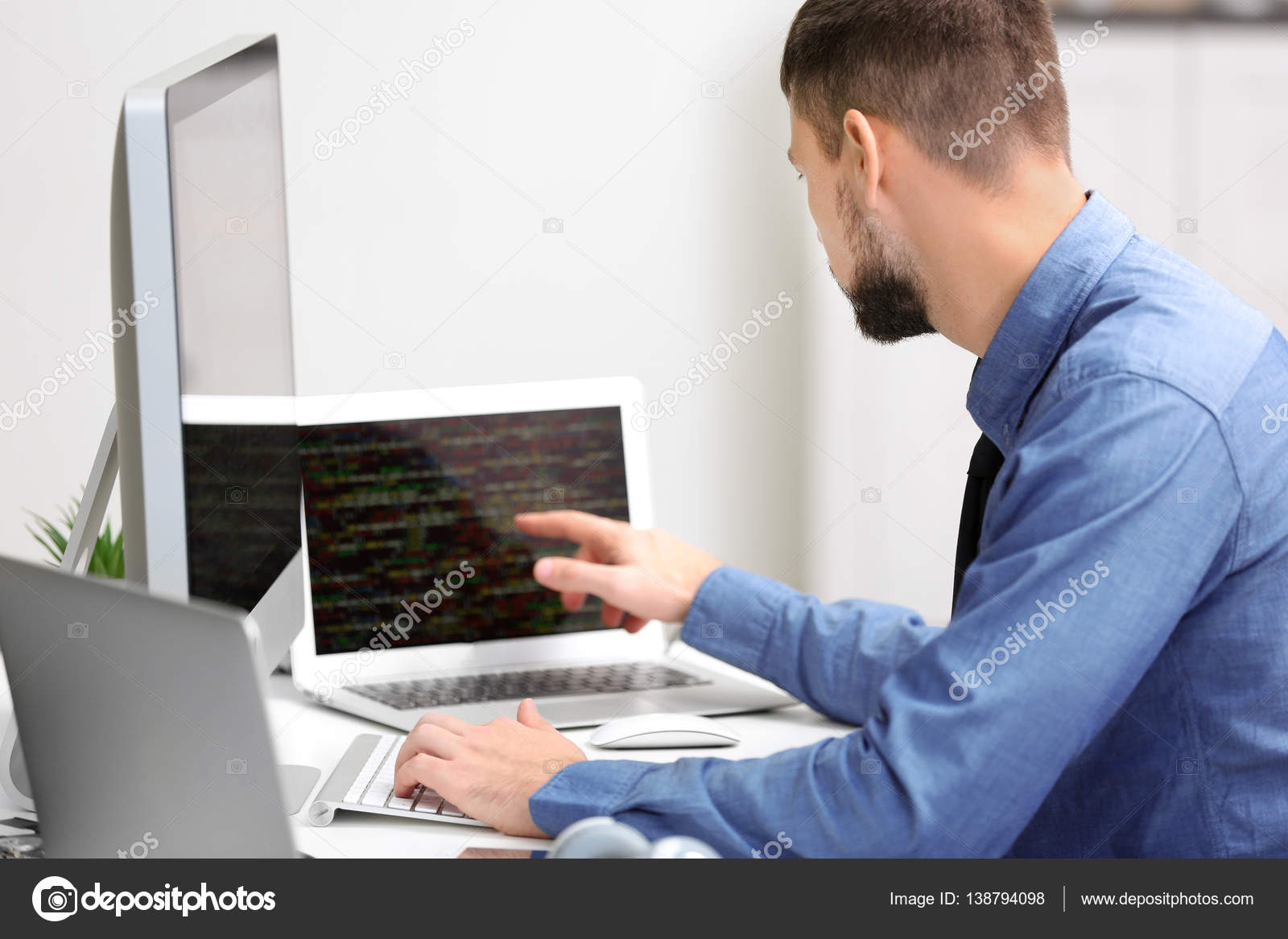 Guapo joven programador — Foto de stock #138794098 © belchonock