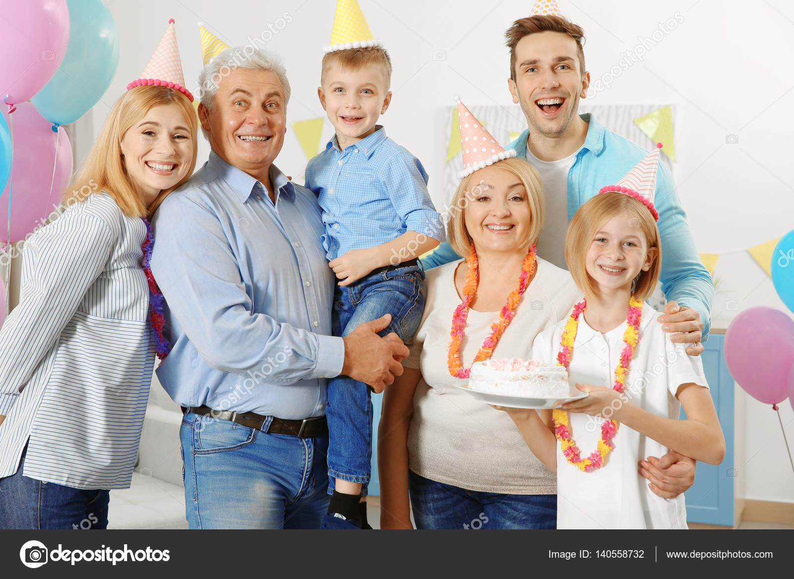 Familia celebrando fiesta de cumpleaños — Foto de stock © belchonock ...