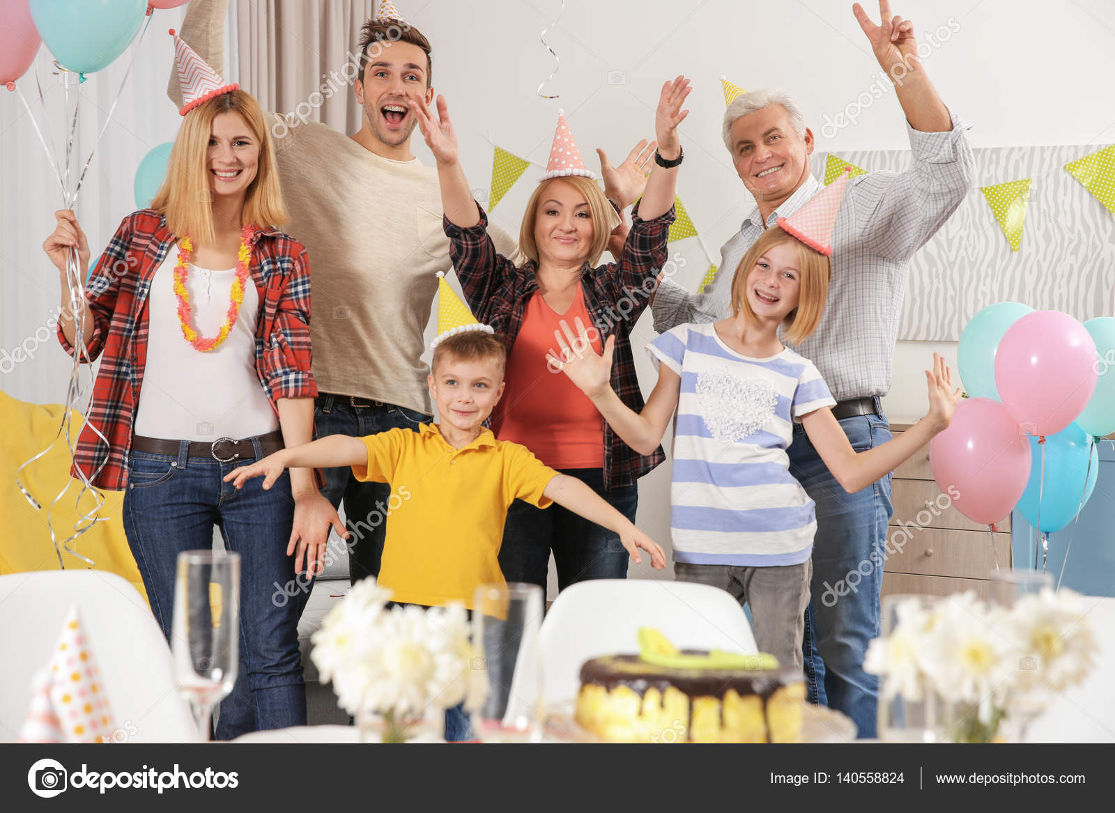 Familia celebrando fiesta de cumpleaños — Foto de stock © belchonock ...