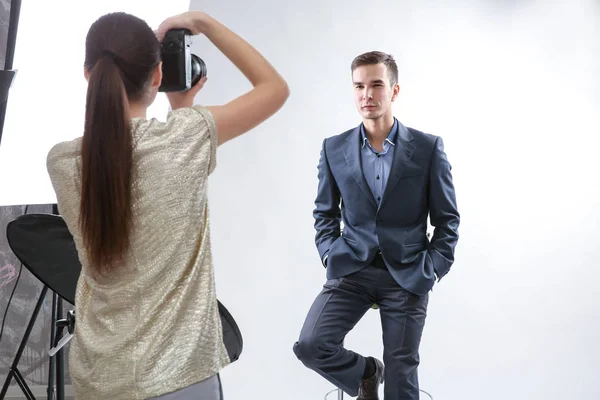 Photographer and model on fashion shoot — Stock Photo © AllaSerebrina ...