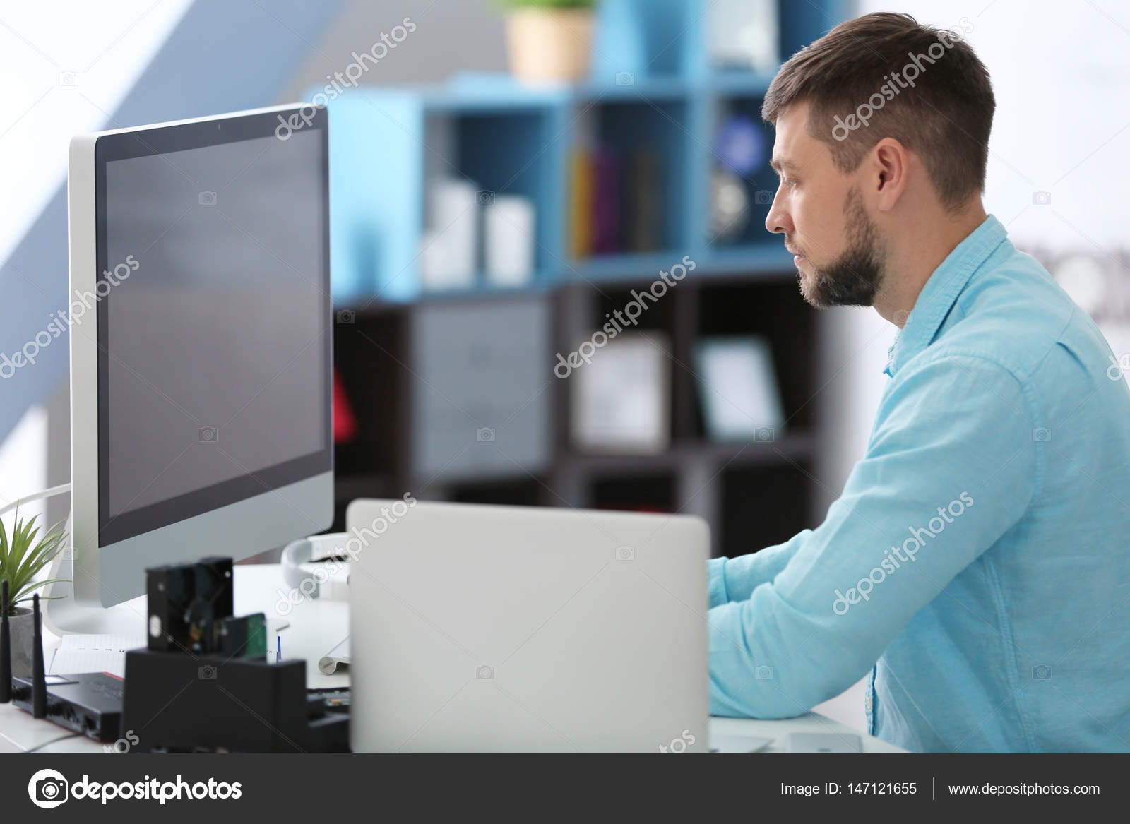 Guapo joven programador trabajando — Foto de stock © belchonock #147121655