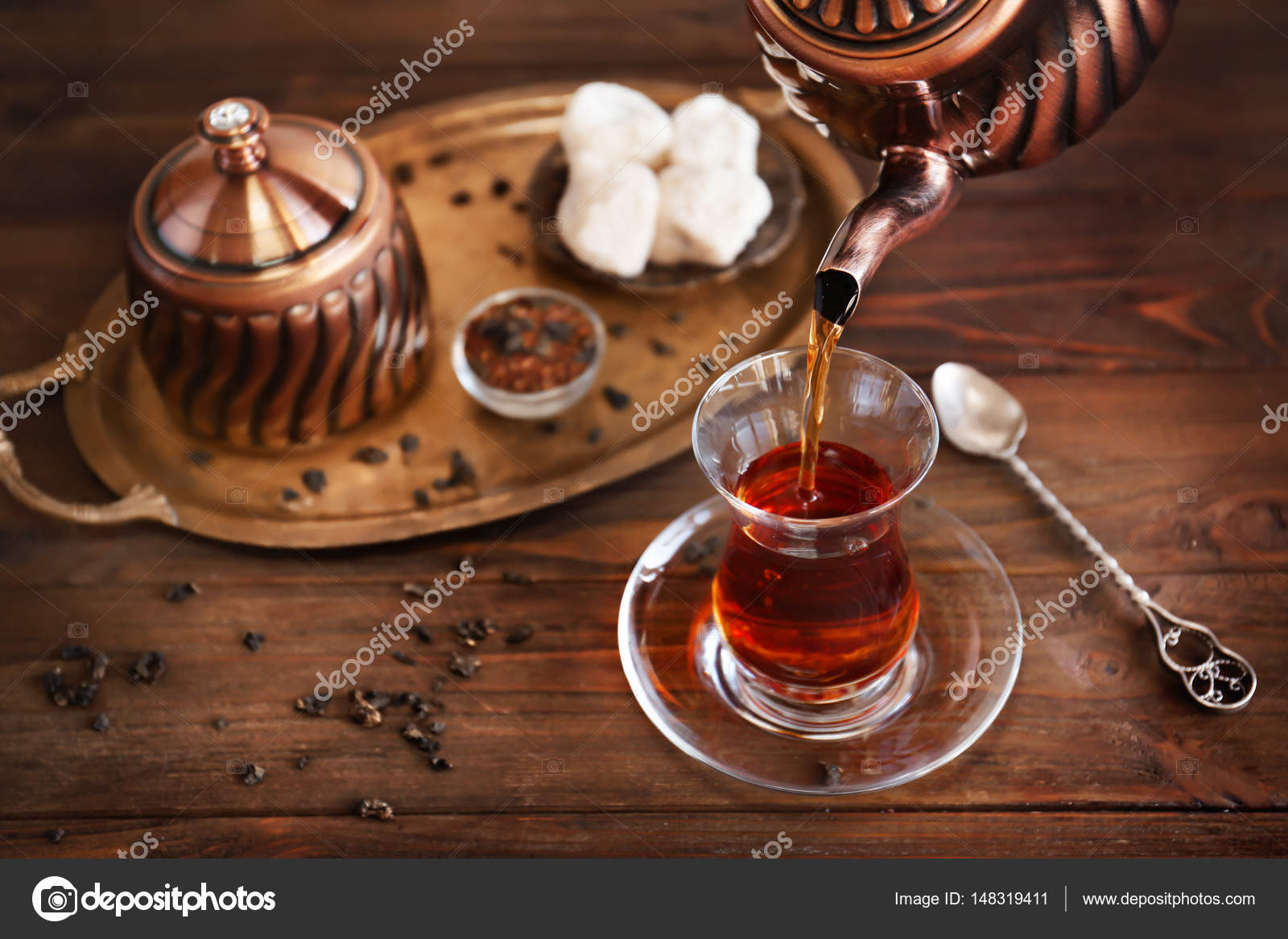 Poring Turkish tea Stock Photo by ©belchonock 148319411