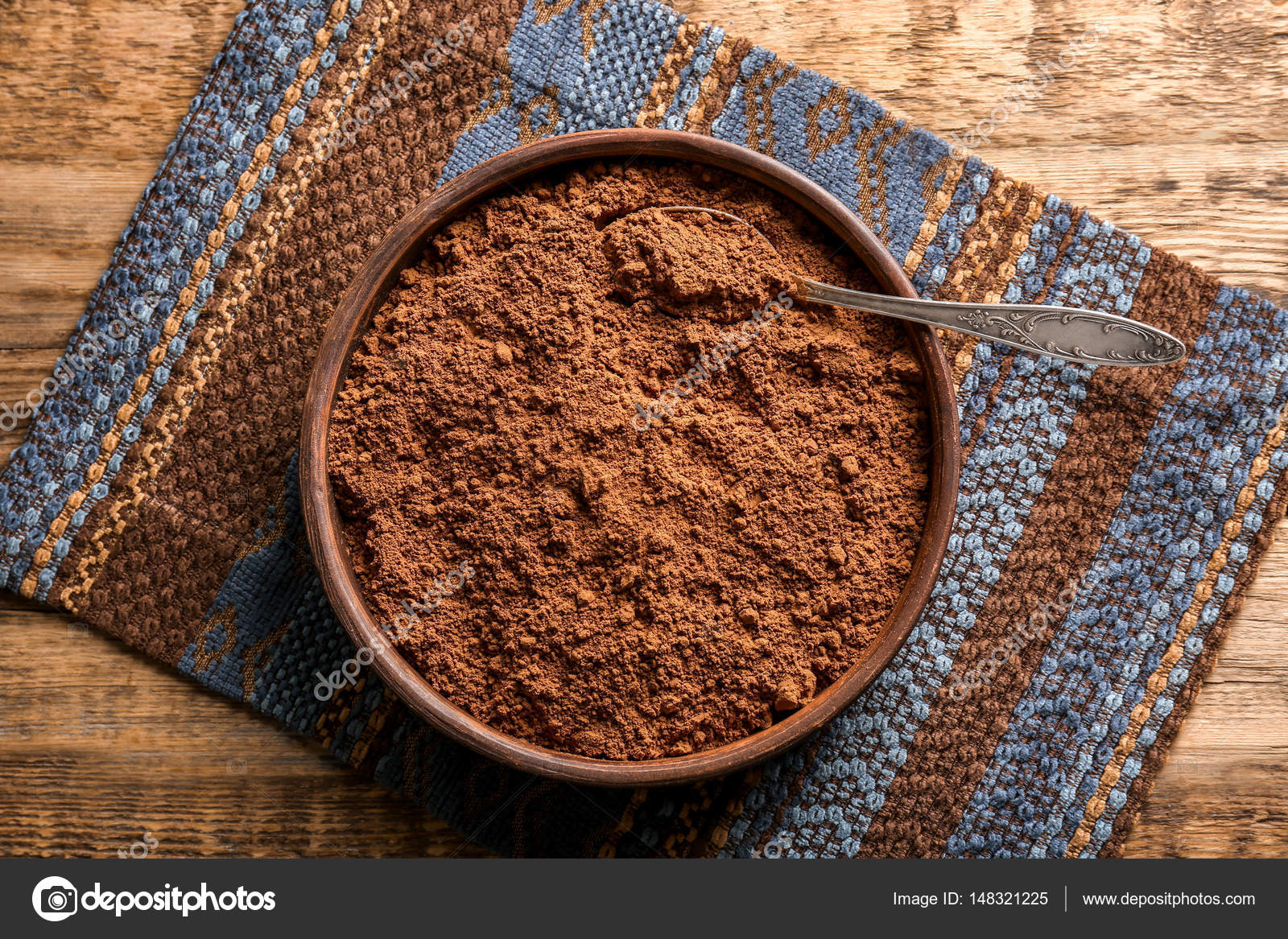 Plate with cocoa powder Stock Photo by ©belchonock 148321225