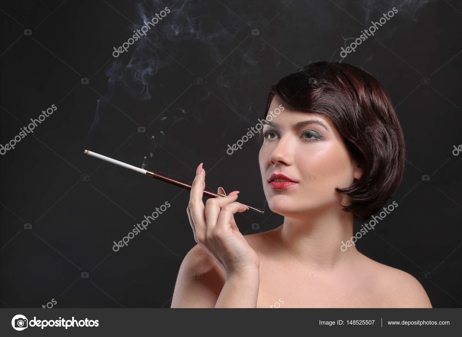 Mujer fumando con soporte para cigarrillos — Foto de stock #148525507 ...