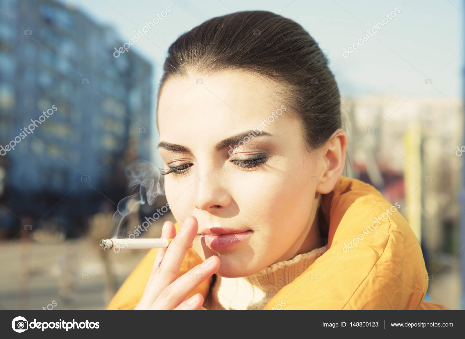 Young woman smoking cigarette — Stock Photo © belchonock #148800123