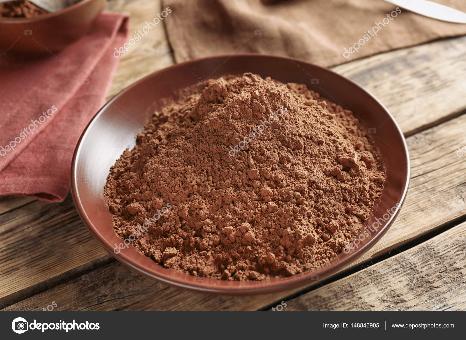 Brown plate with cocoa powder Stock Photo by ©belchonock 148846905