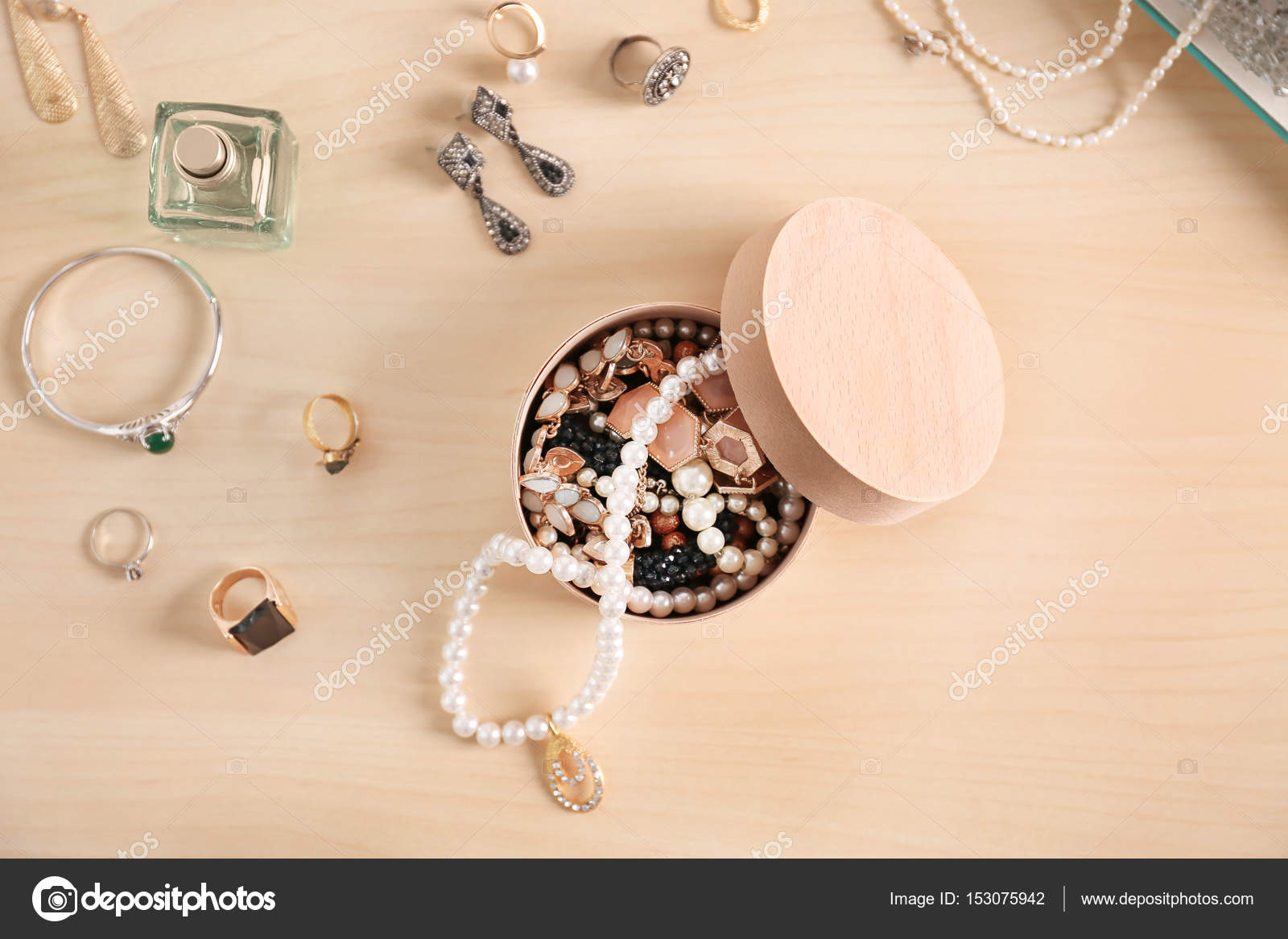 Jewelry accessories in box — Stock Photo © belchonock #153075942