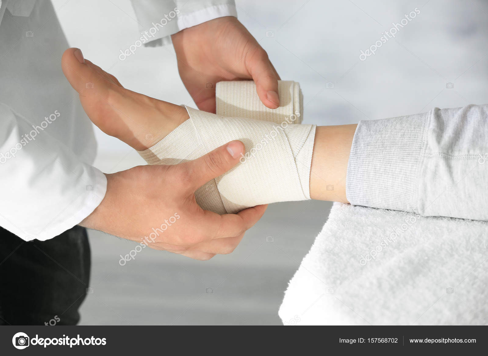 Doctor applying bandage onto patient's leg in clinic, closeup — Stock ...