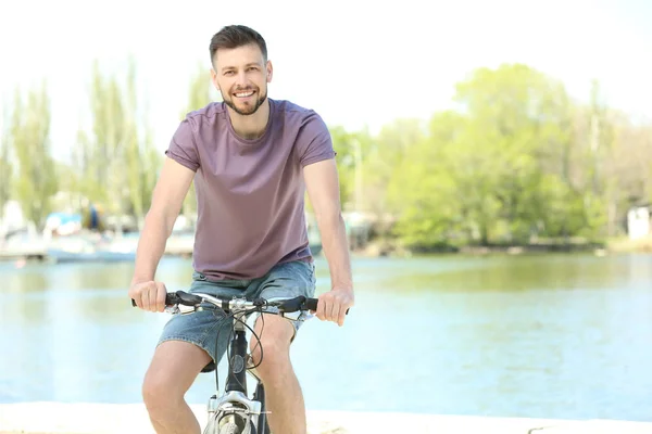 Pria mengendarai sepeda — Foto Stok © belchonock #158937322