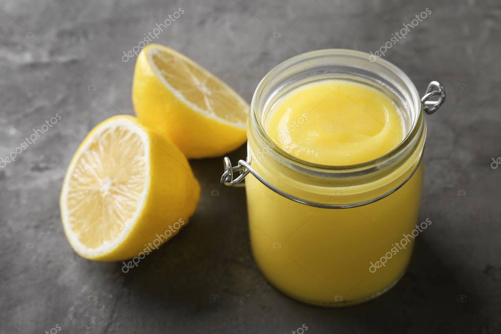 Hermosa composición con deliciosa cuajada de limón en la mesa 2022