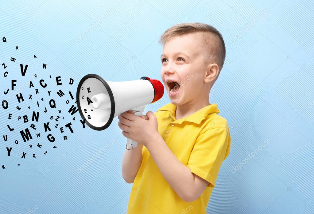 Fotos de Niño con megáfono y letras - Imagen de © belchonock #161348708