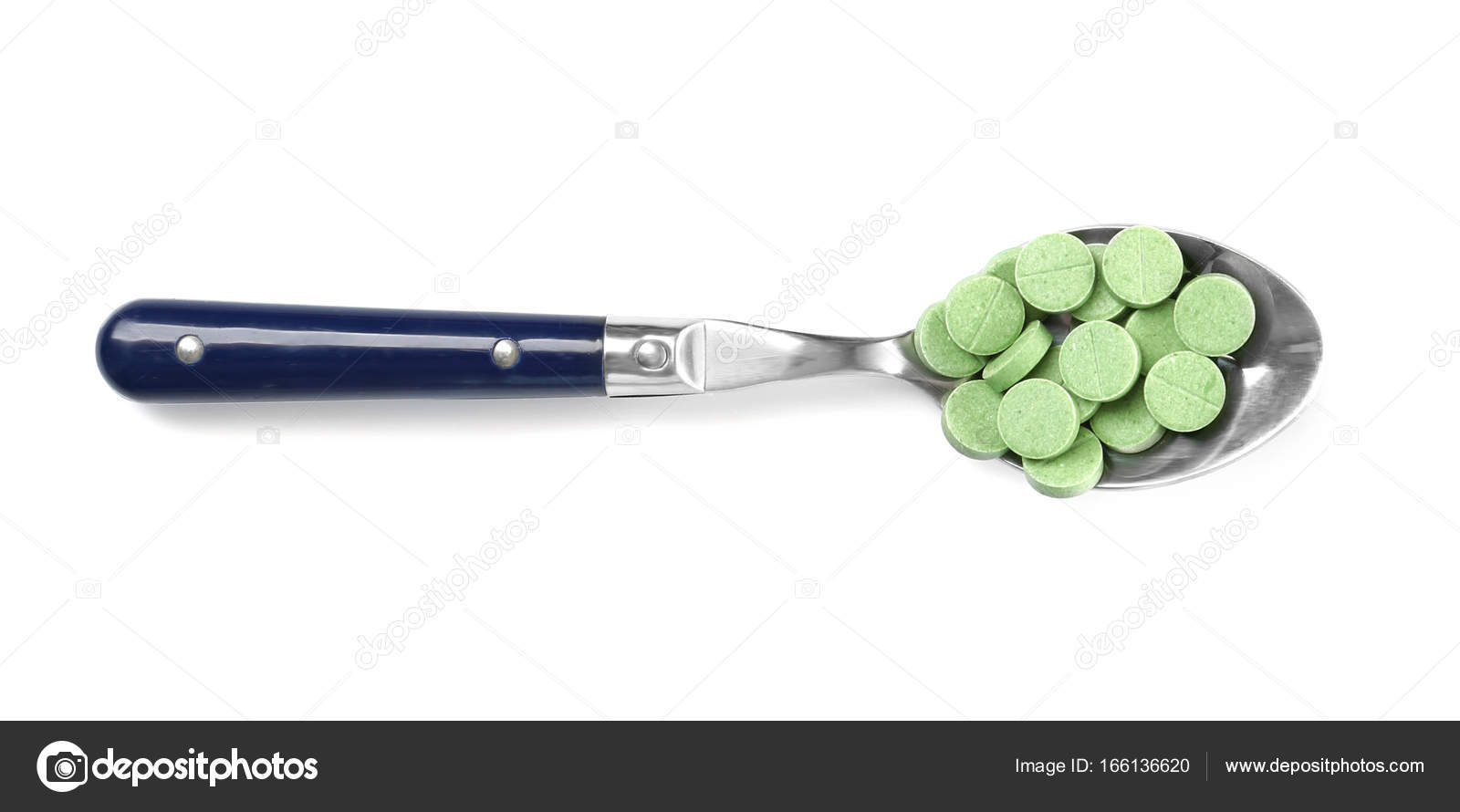 Spoon with chlorella tablets Stock Photo by ©belchonock 166136620