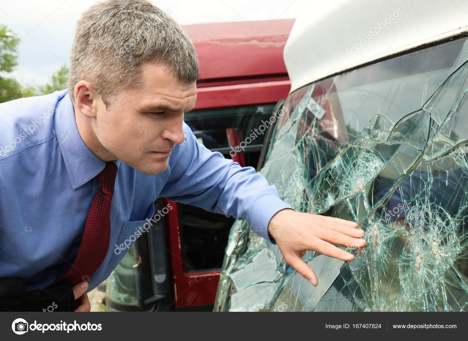 Insurance man checking broken windshield on car after accident — Stock ...