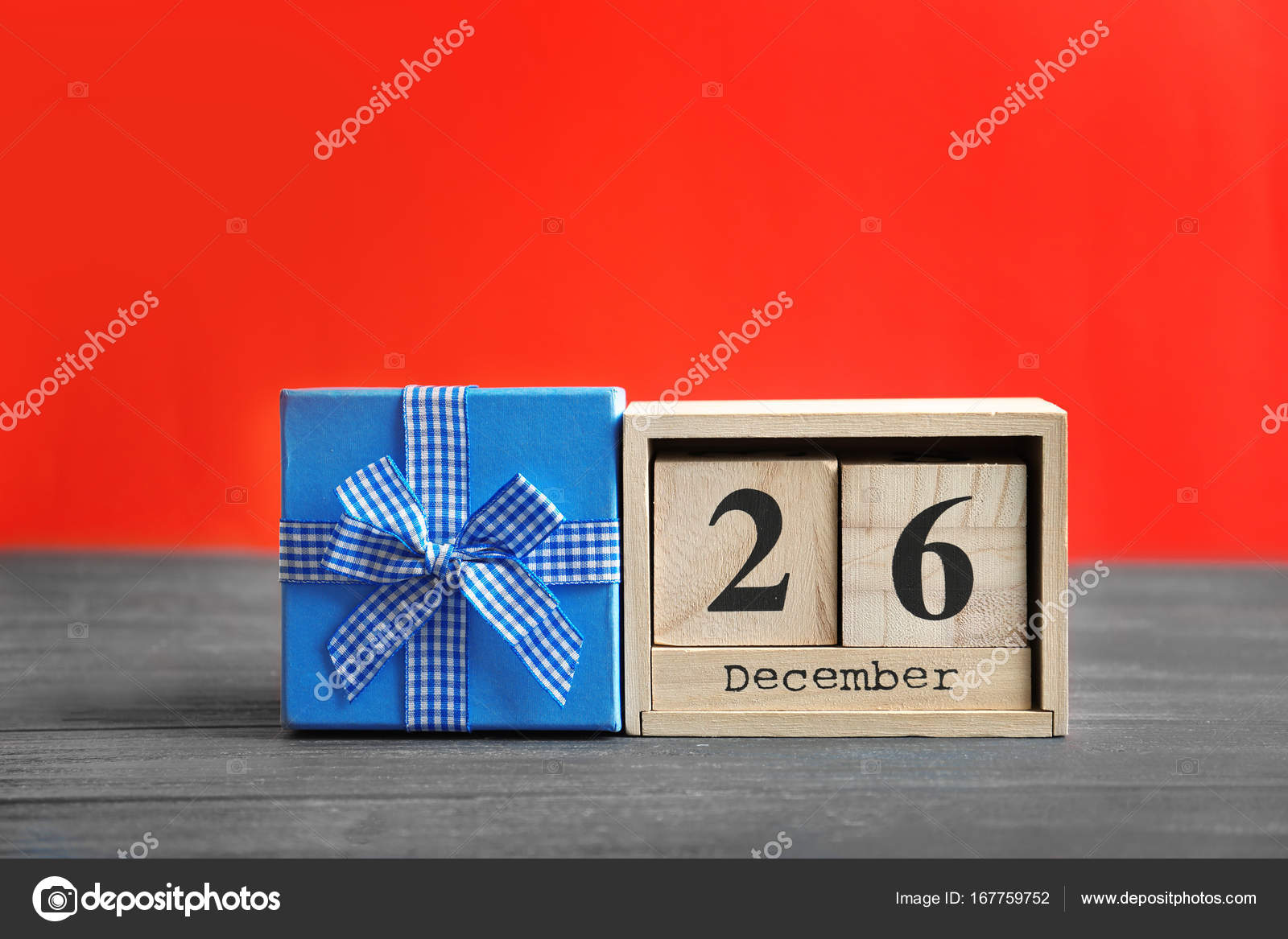 Calendar with date and gift box on color background. Christmas concept ...
