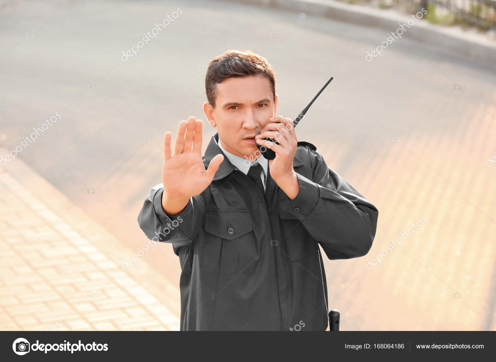 Guardia de seguridad masculino con radio portátil, al aire libre ...