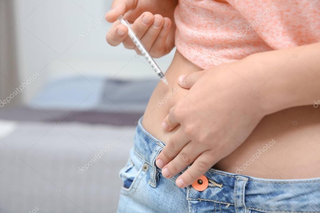 Paciente diabético inyectándose insulina 2022