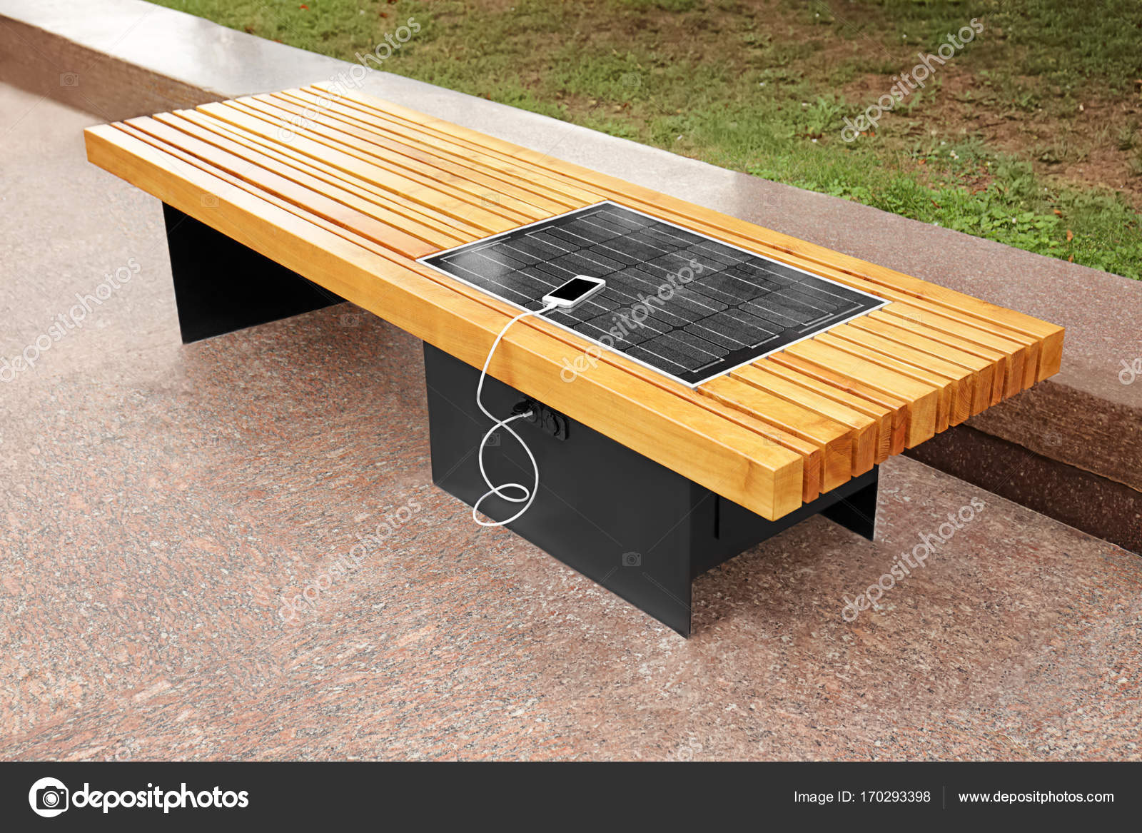 Mobiele telefoon opladen op bankje met zonnepaneel — Stockfoto ...