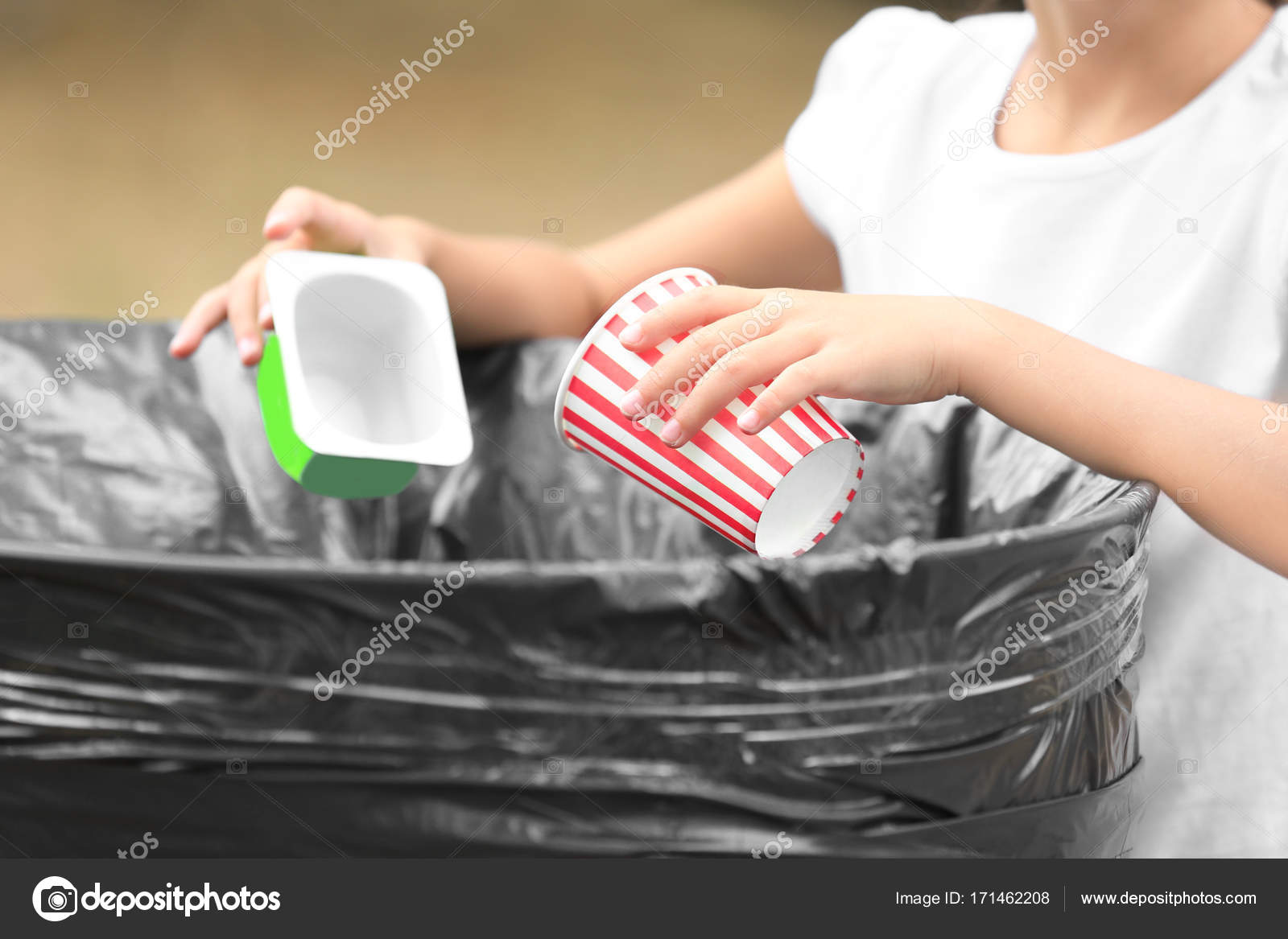 Little girl throwing garbage into litter bin outdoors, closeup — Stock ...