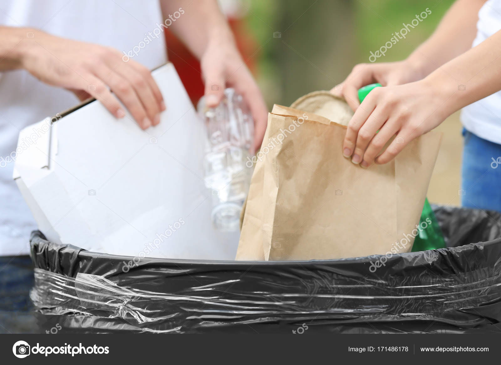 Young couple throwing garbage into litter bin outdoors, closeup ⬇ Stock ...