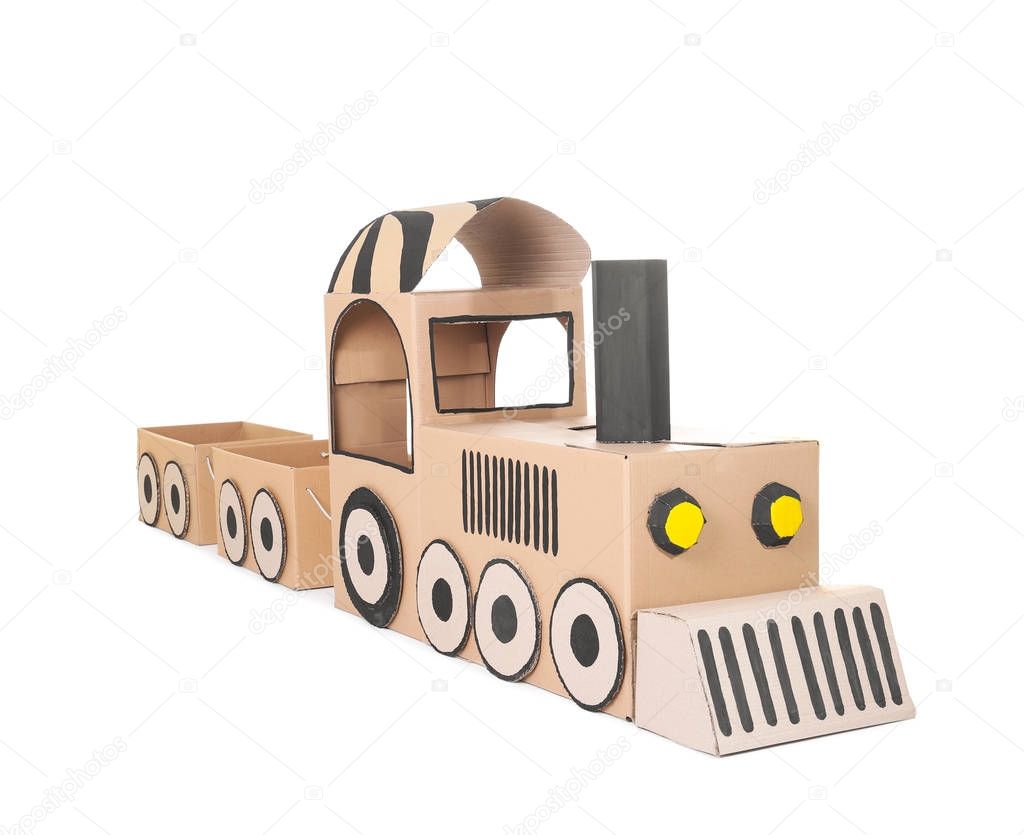Tren de cartón sobre fondo blanco 2022