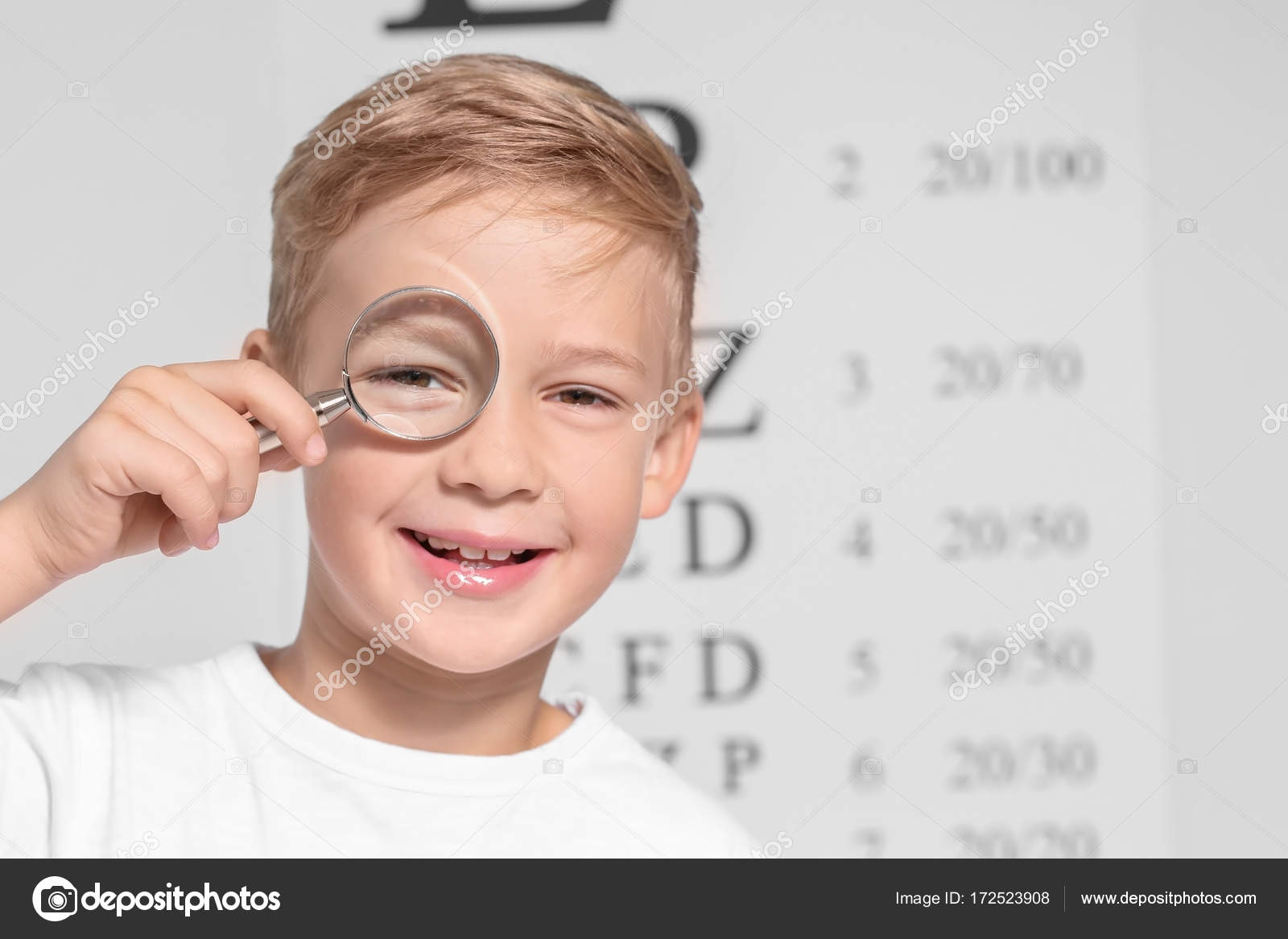 Lindo niño con lupa: fotografía de stock © belchonock #172523908 ...