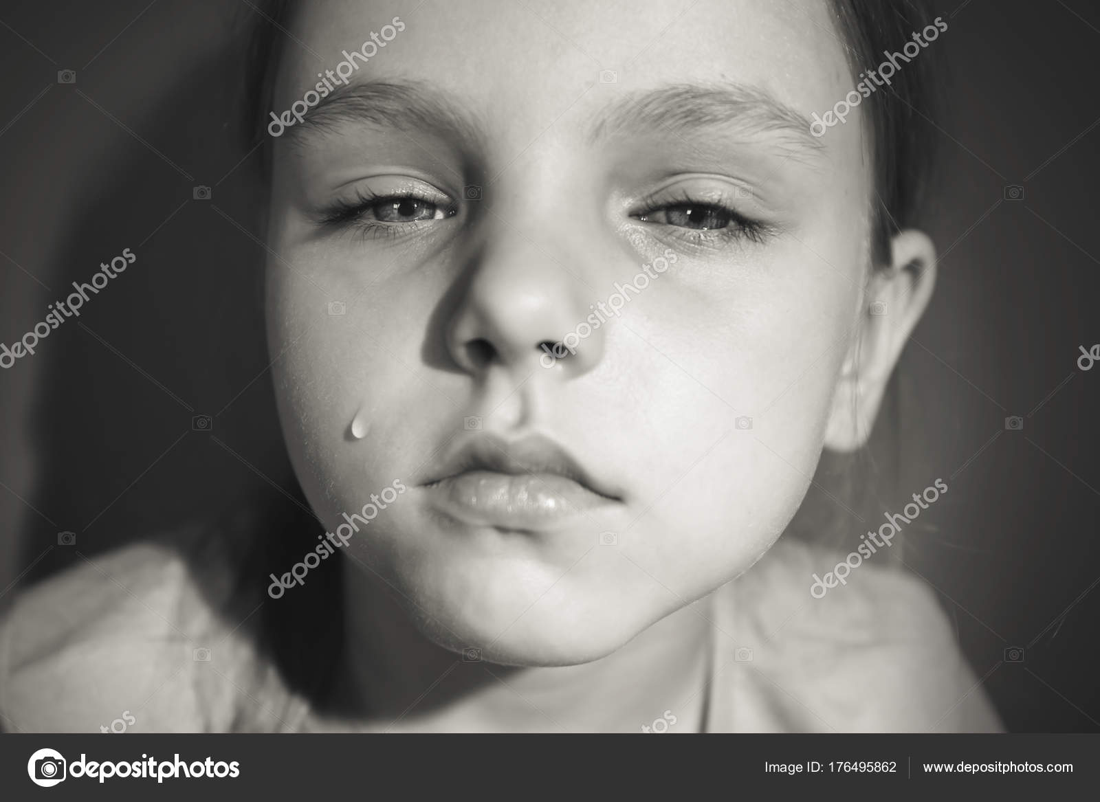 Petite Fille Triste Qui Pleure