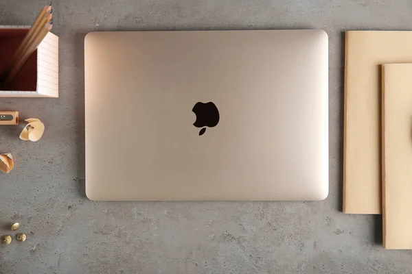 Imágenes de Macbook oro libres de derechos | Depositphotos