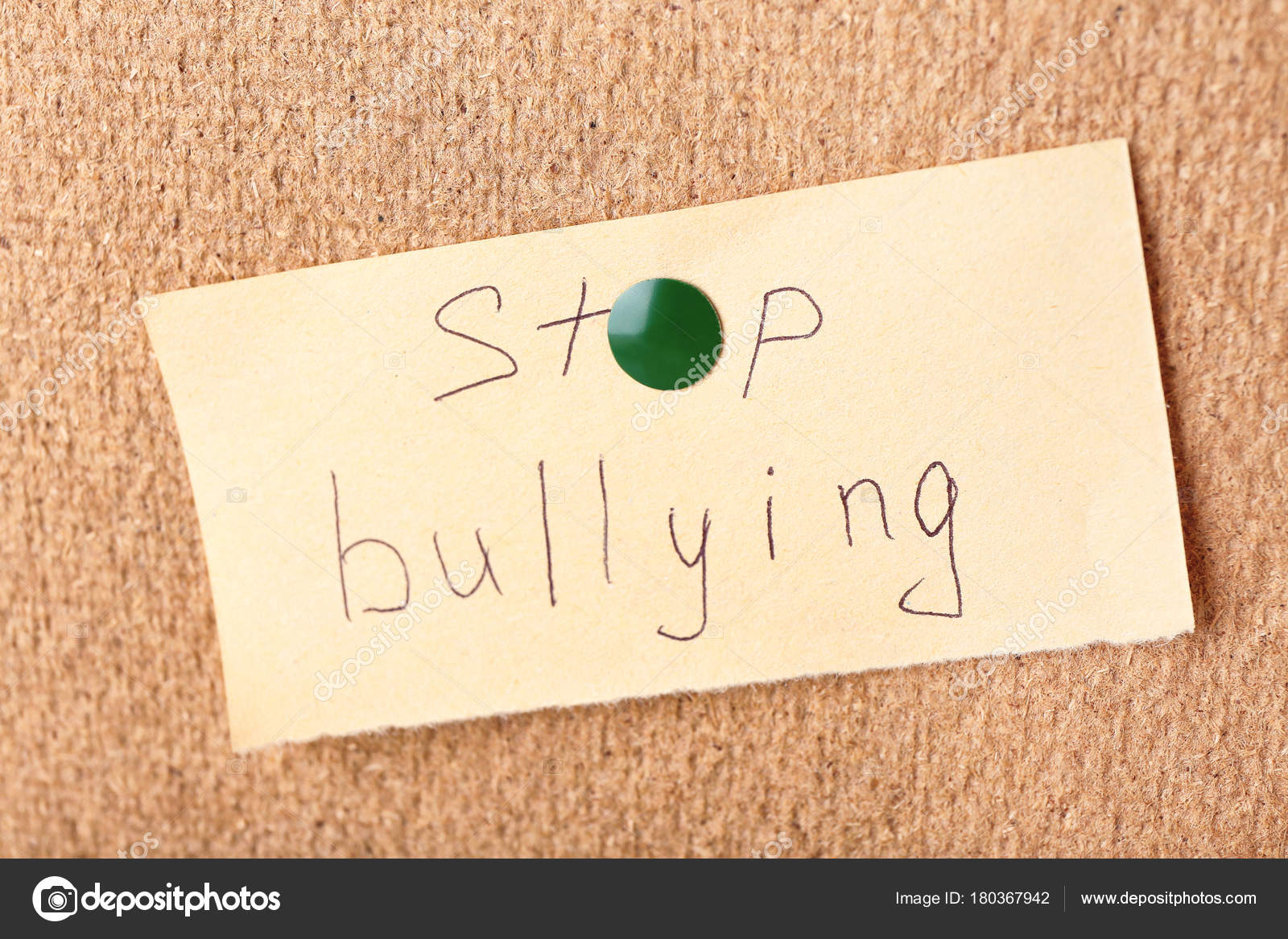 Note Text Stop Bullying Pinned Board Stock Photo by ©belchonock 180367942